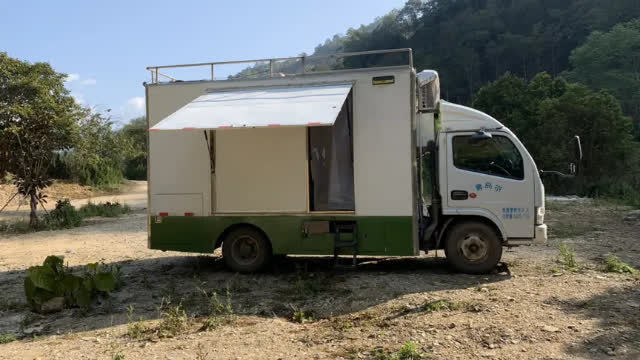80后女孩用货车自改了一辆房车,你们来看看改的怎么样