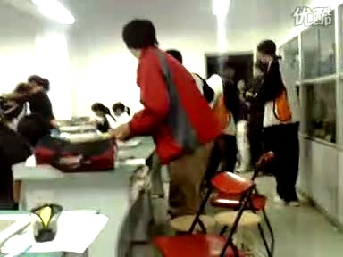 视频: 国外牛人制作连发皮筋枪