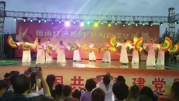 #这是我们春歌舞蹈队在周末晚会上表演的节目(2021年7月16号)