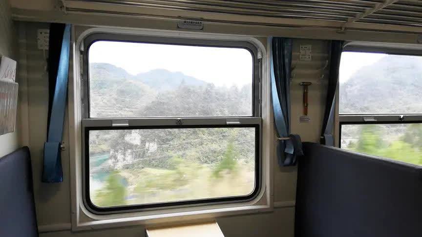 在贵州凯里坐绿皮火车,欣赏贵州大山美景,简直就是一种享受!