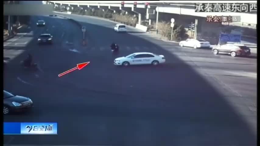 监控下的车祸瞬间,各种闯红灯及车辆盲区引发事故,令人胆颤心惊