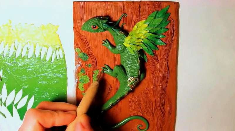 你见过这么牛的书皮吗?手工大佬用软陶制作的龙模型书皮太炫酷!