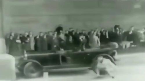 这是早期的碰撞测试吗?安全带都不用系