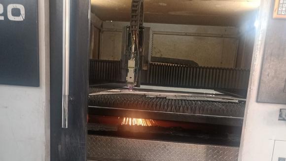 小伙太倒霉了,同一个地方出现两次工伤,腿和胳膊都摔流血了