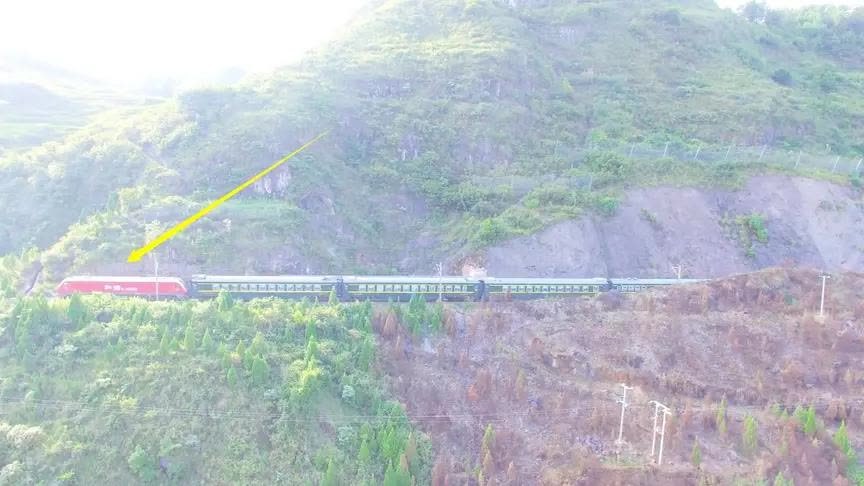 绿皮火车缓缓经过贵州大山,现在出行你还会坐这种慢车吗?