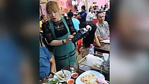 去泰国网红店吃饭, 这计算器按的感觉自己吃了几百万!