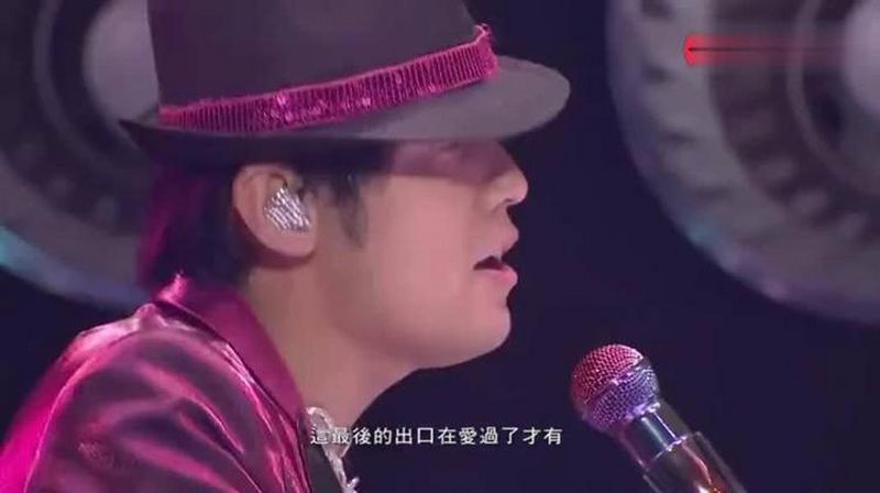 周杰伦演唱会,当蔡依林抱住周董的那一刻,实在没忍住泪奔了!