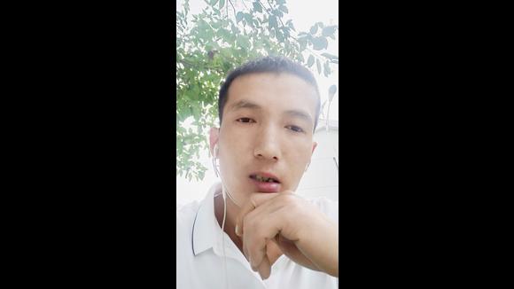 我是家具行业的一名油漆工,虽然喷漆工作很脏,为了家庭必须努力