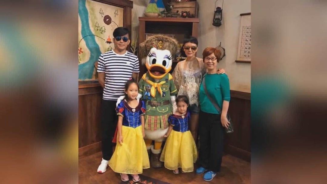 “塞娅公主”张恒带女儿游迪士尼 全家福罕见曝光
