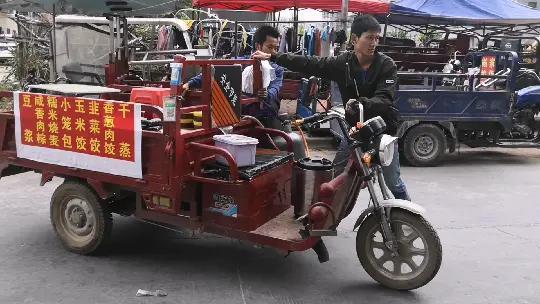 早上三轮车瘫在了半路 收摊后花400块钱换了一组新电池 用了近2年