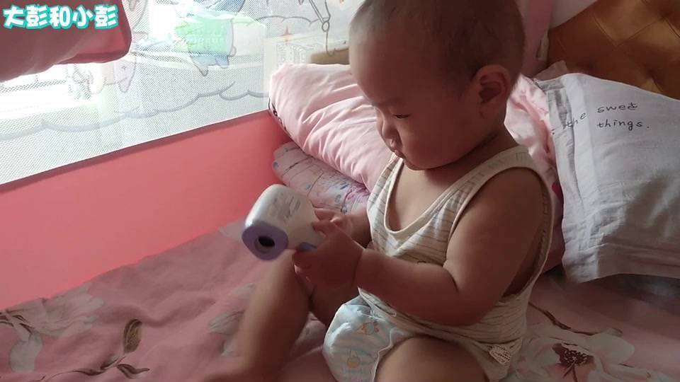 1岁宝宝感冒发烧,妈妈教他用电子体温计量体温,希望宝宝早点好