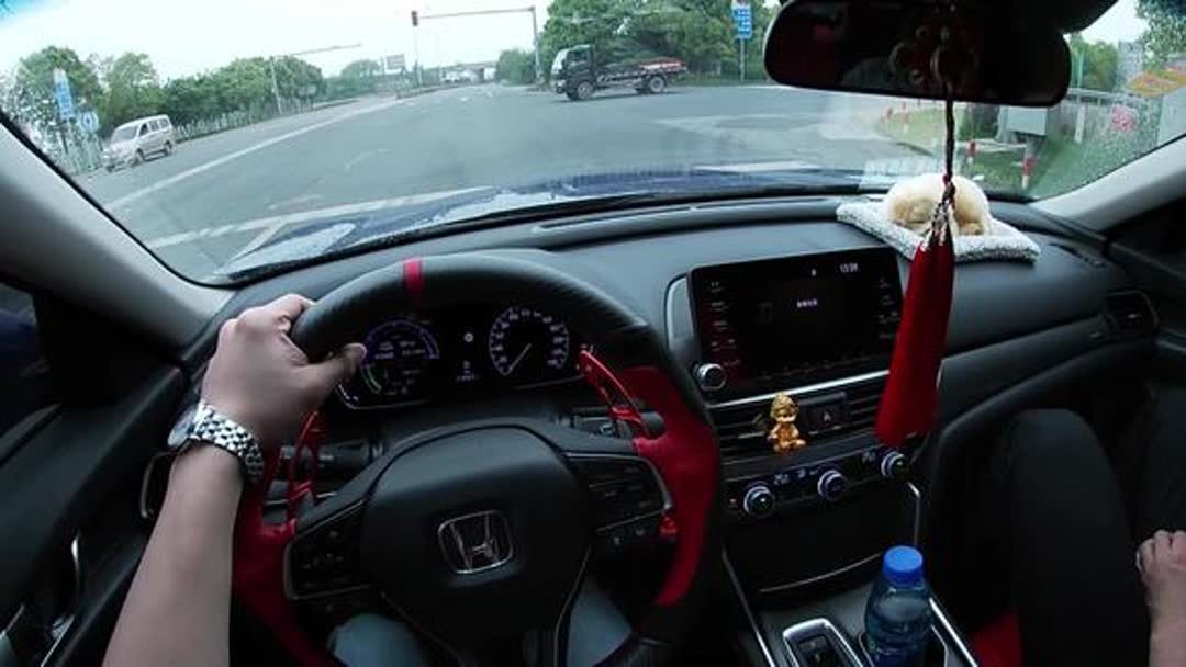 大家都说雅阁隔音差,我们开上高速分贝仪测试一下