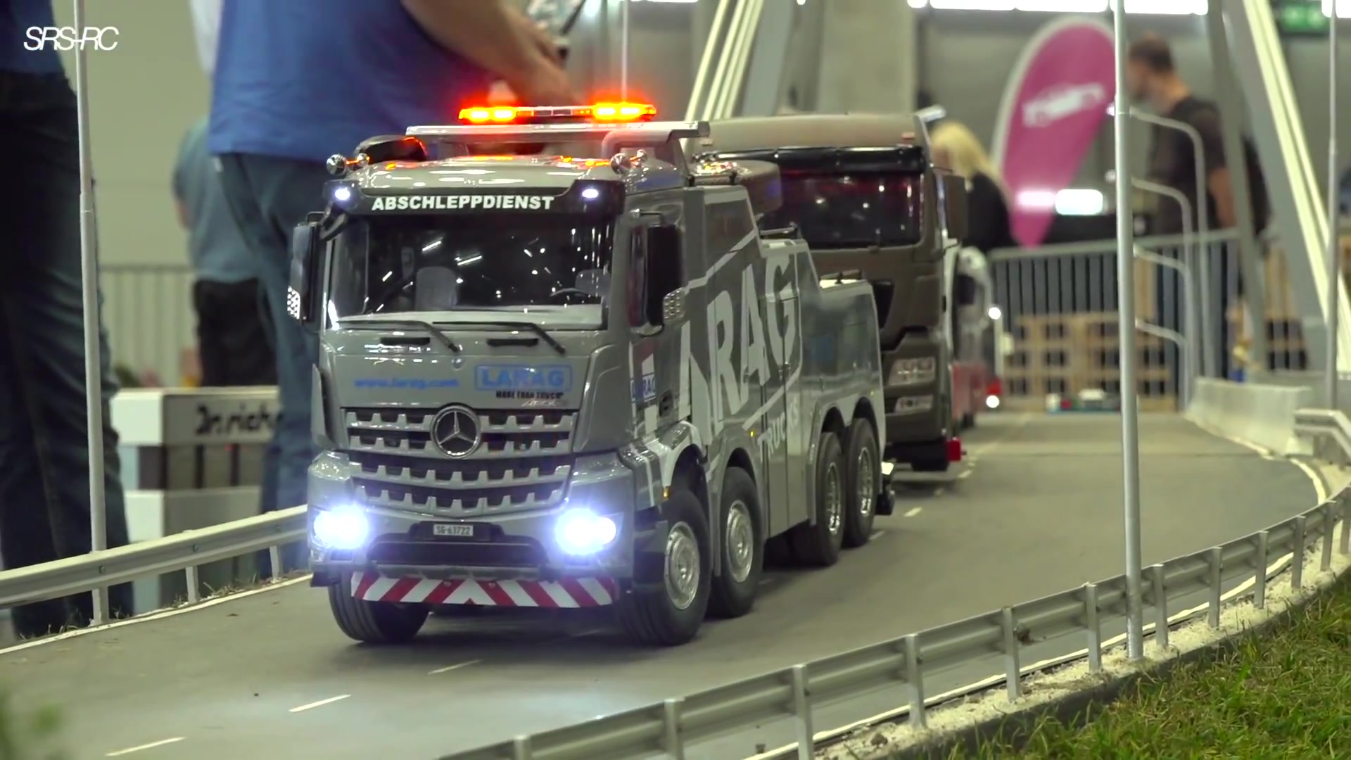 RC玩具:汽车模型做得很精细,连配套设置都这么完善