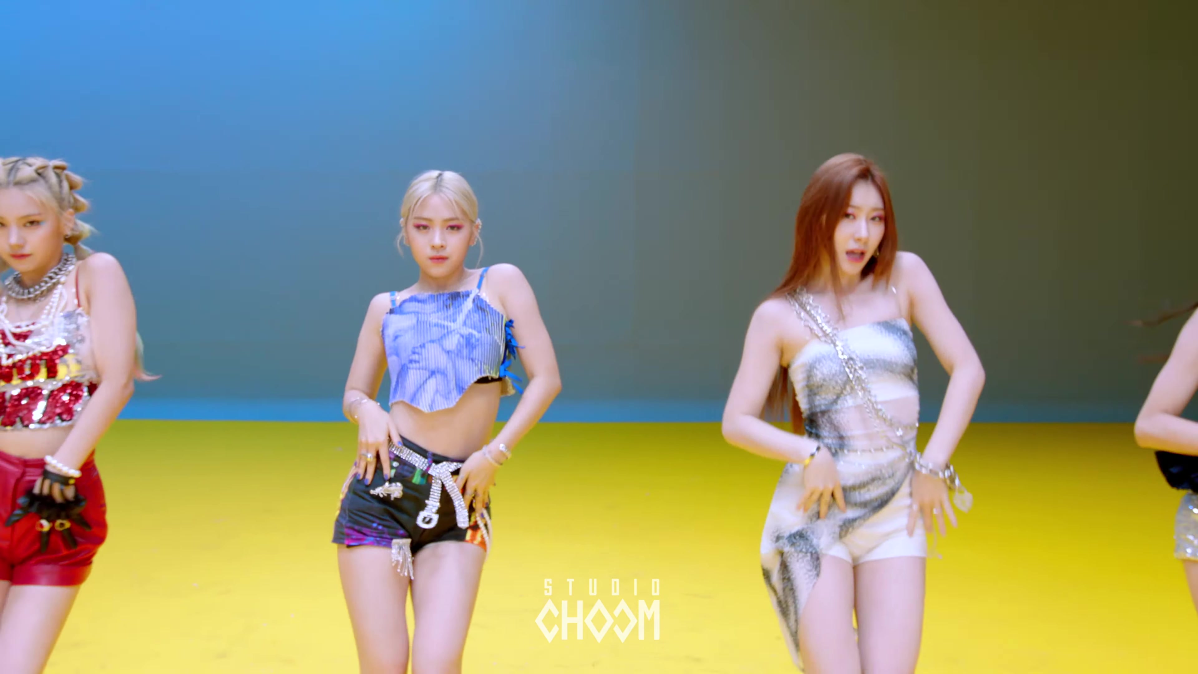【ITZY】 Not Shy全视角舞蹈MV 4K画质【为什么服装这么丑?】