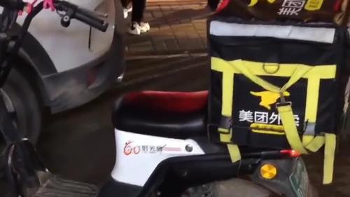 美团小哥一直没送到餐,于是我跟到定位走到了这里,他居然在看热闹