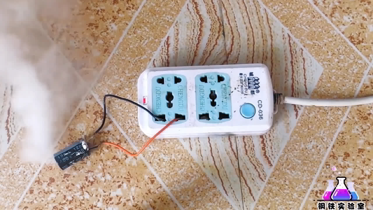 趣味实验:当电解电容接在220v排插上,会发生什么?