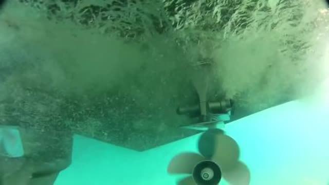 船的螺旋桨在水里转动是什么样的?装个摄像头,直观感受运行状态!