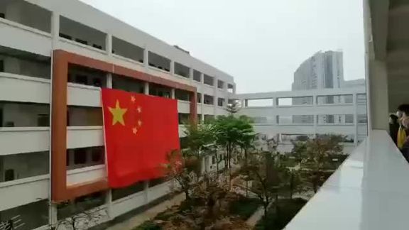 多地初三高三学生开始开学。视频是广西某中学举行的特殊升旗仪式