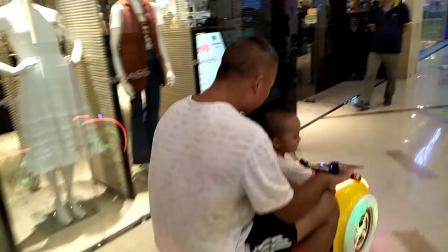 宝宝自己骑电动车 玩具车 亲子(宝宝3岁3个月)