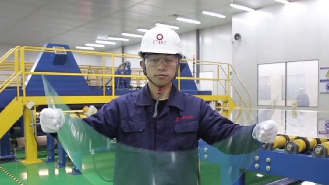 中国造出全球"超薄玻璃",打破世界纪录,外媒家称:不可思议