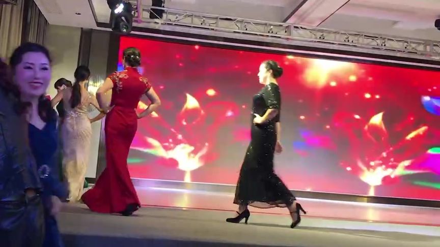 怀化模特协会一班姐妹晚礼服走秀精彩表演,指导老师——聂伟文