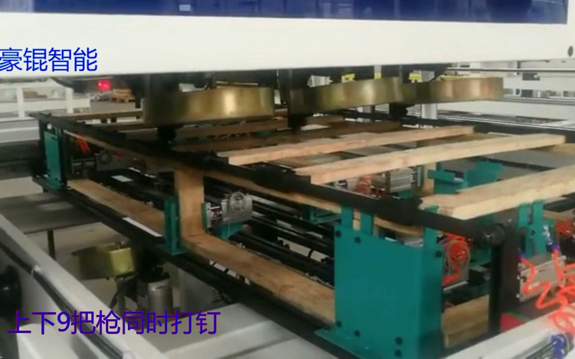 出口国外实拍床屉打钉机-床架自动打钉机-床架钉合机,可自动钻孔,上下...