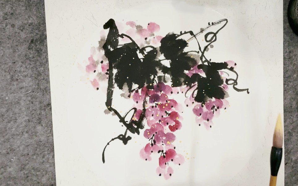 来看看国画写意葡萄是如何画出来的,备好装备,你也可以!