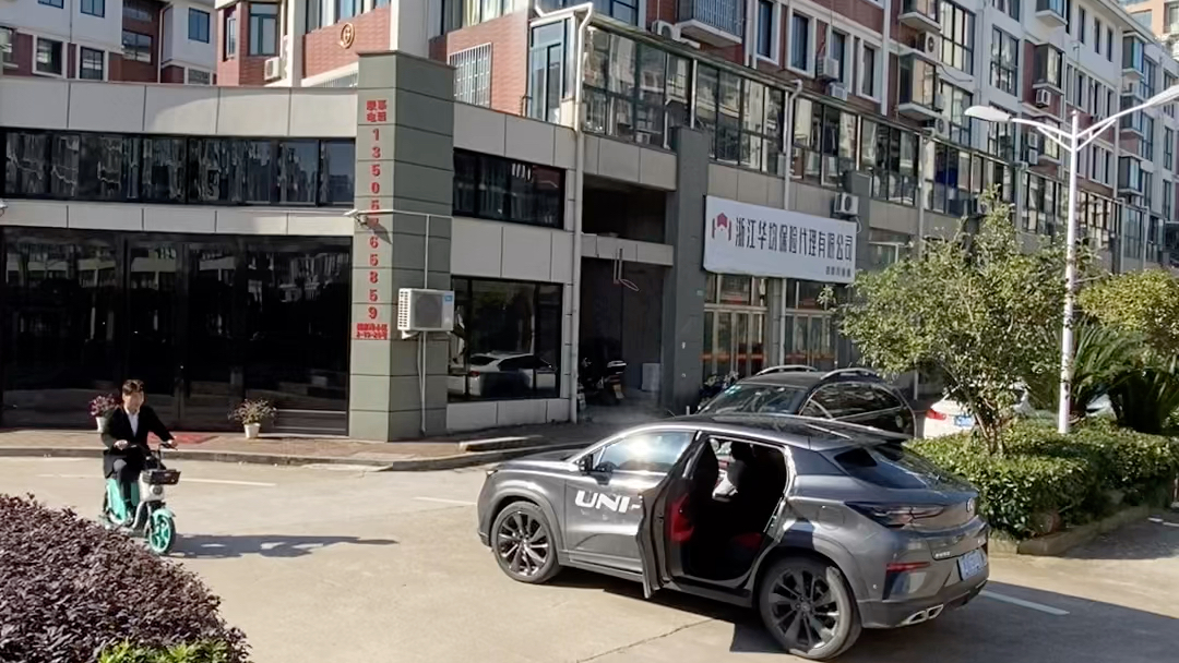 道路千万条,安全第一条,为小哥哥“神助攻”点赞!#长安UNIT