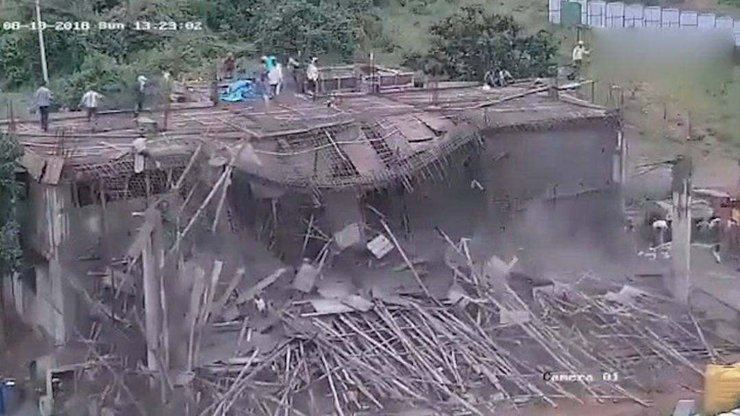 监拍工地脚手架突然坍塌 数名工人从楼顶坠落受伤