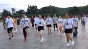 广场鬼步舞《众人划桨开大船》先热身一曲,简单2步奔跑起来
