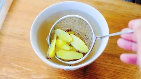 花椒加生姜一起泡水喝,好多人不明白有啥作用,学会全家都受益