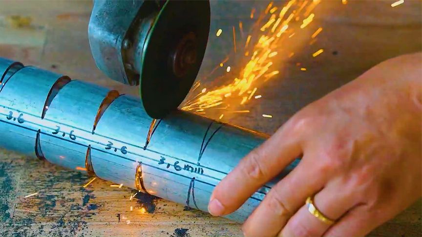 工人师傅如何用一根钢管制作90°弯头