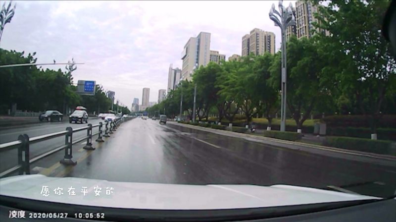 行车记录仪拍摄的画面!