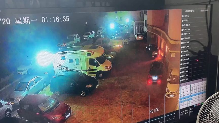 凌晨楼道里一辆电动车起火 物业怀疑:有人放火