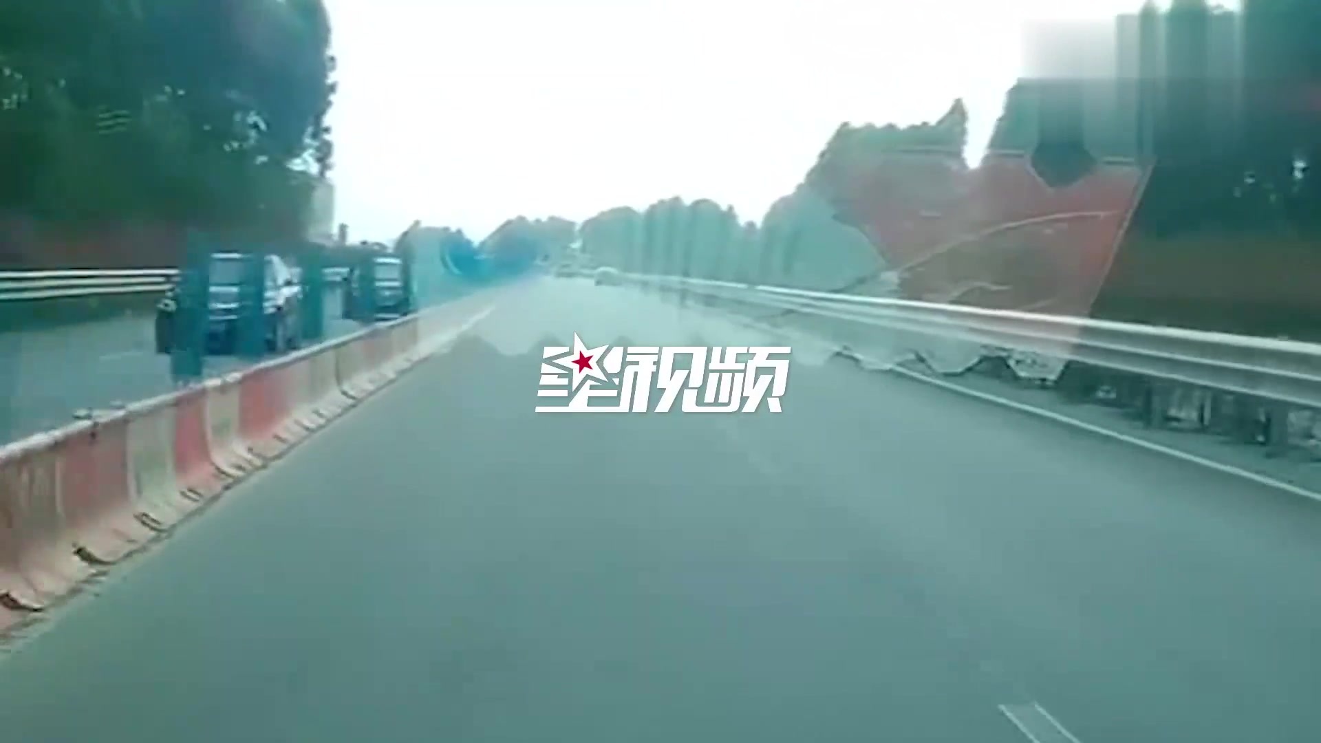 女司机高速开车时吐痰,不慎撞护栏引发事故,车头被撞得面目全非