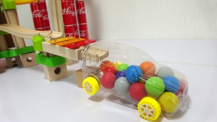   儿童积木玩具,彩色木球从哈巴木斜坡轨道滚动,进入透明小汽车!
