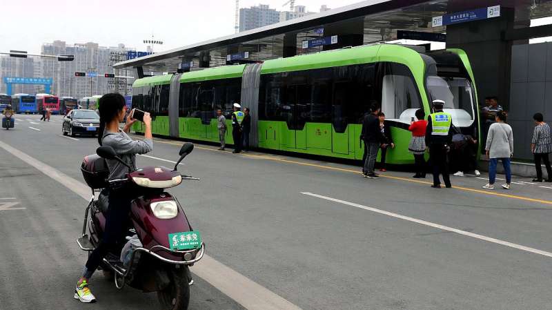 厉害了!中国首创“无轨”列车,直接在马路上就能跑