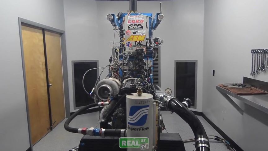 实验室里正在研发的发动机,装配超大号涡轮增压器