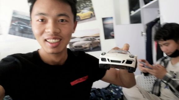 朋友的梦想是买豪车,买了一个保时捷911模型,还说会潜移默化。