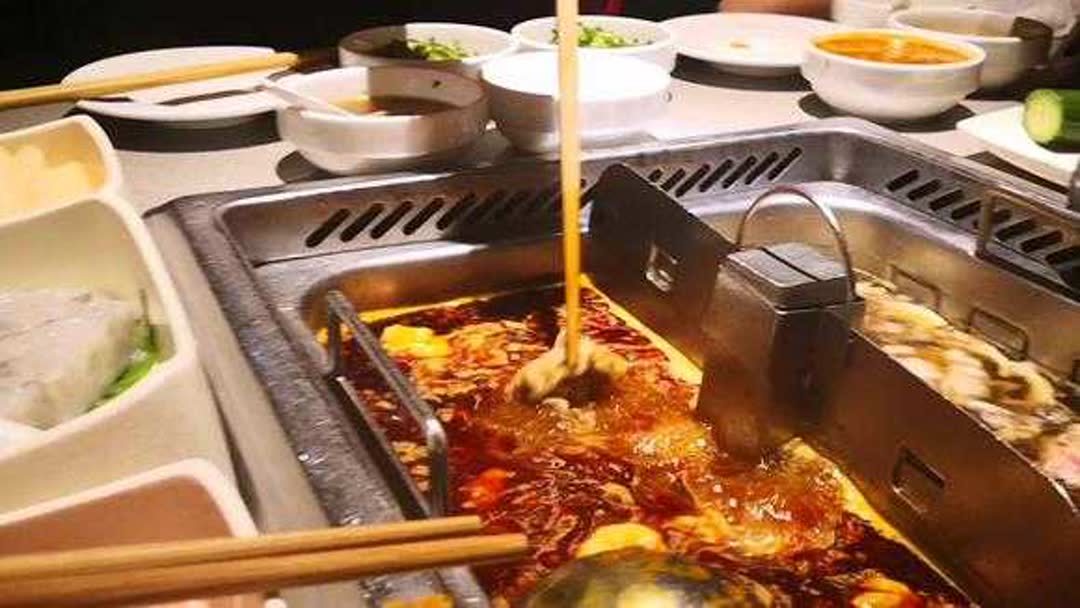 海底捞的服务让人感觉好像是瘫痪生活不能自理患者,就差没喂你吃