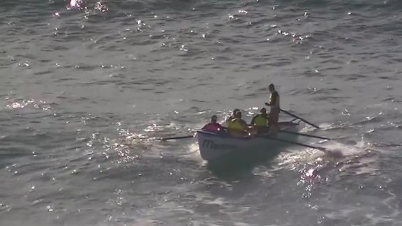 划船靠桨又靠浪!