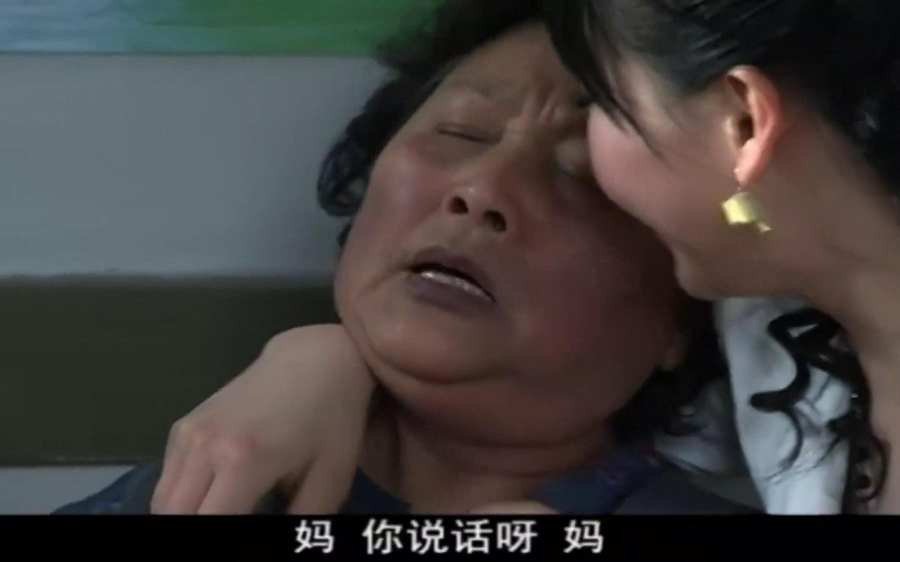 祈望:婆婆卡痰差点没命,儿媳赶到抢救,做法让小姑都看哭了