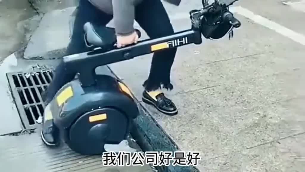 搞笑视频:这电动车连方向盘都没有,该怎么骑呀