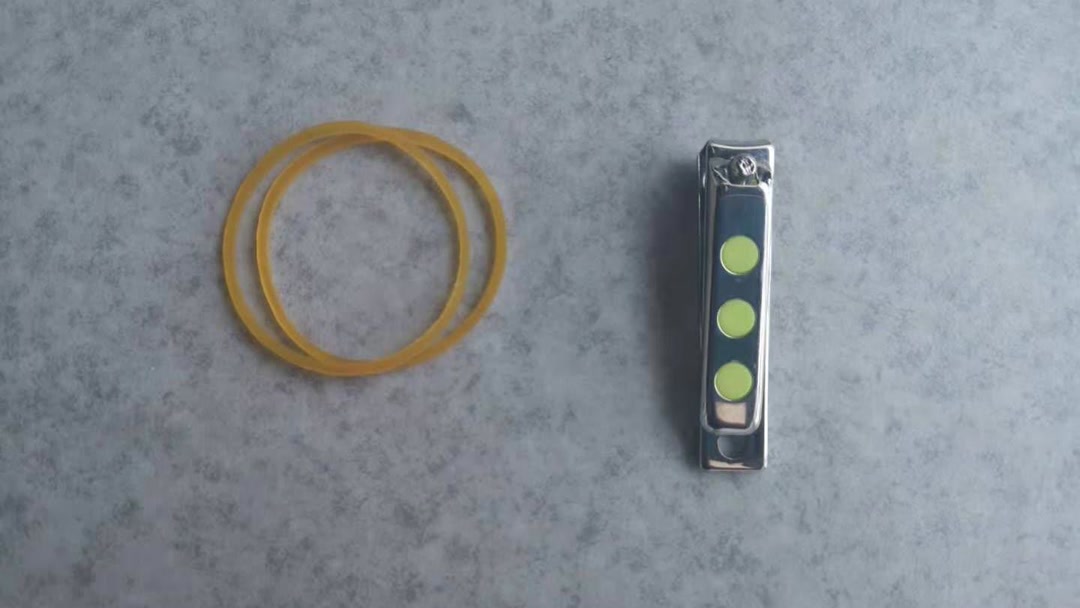 才发现,指甲刀上放一根橡皮筋这么厉害,解决了男性女性的大难题