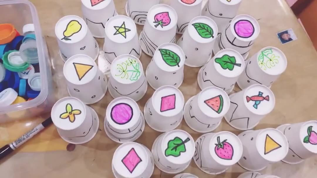 小班益智区#幼儿园区域 :今天做了两个区域具:一个瓶盖游戏,一个纸杯...