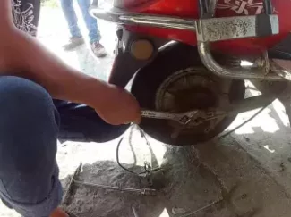 电动车维修快速拆下电机