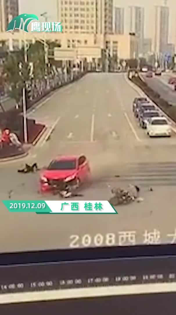 电动车闯红灯被轿车撞飞 驾驶员腾空旋转翻飞后摔在地上