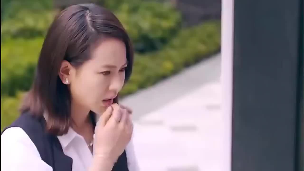 杜拉拉:拉拉让王伟去楼上,看看怎么回事,结果王伟一去不回