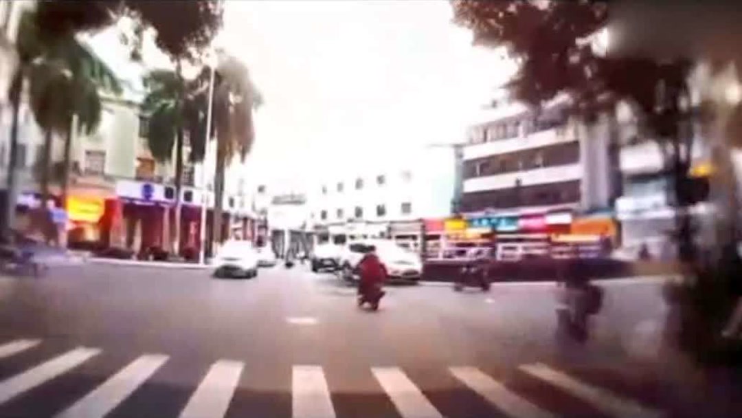 监控拍下这一幕让人没想到,自行车女子会用这样的速度撞上轿车!