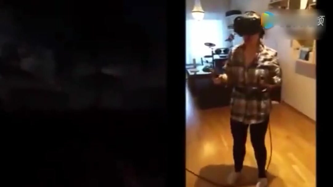 实拍妹子戴VR眼镜玩恐怖游戏 分分钟要吓尿的节奏
